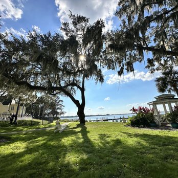 LAKESIDE INN - Updated December 2024 - 273 Photos & 220 Reviews - 100 N ...