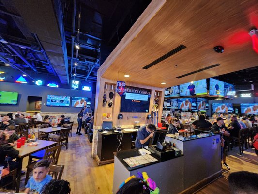 PLUCKERS WING BAR - NORTHSTAR - Updated August 2025 - 183 Photos & 307 ...
