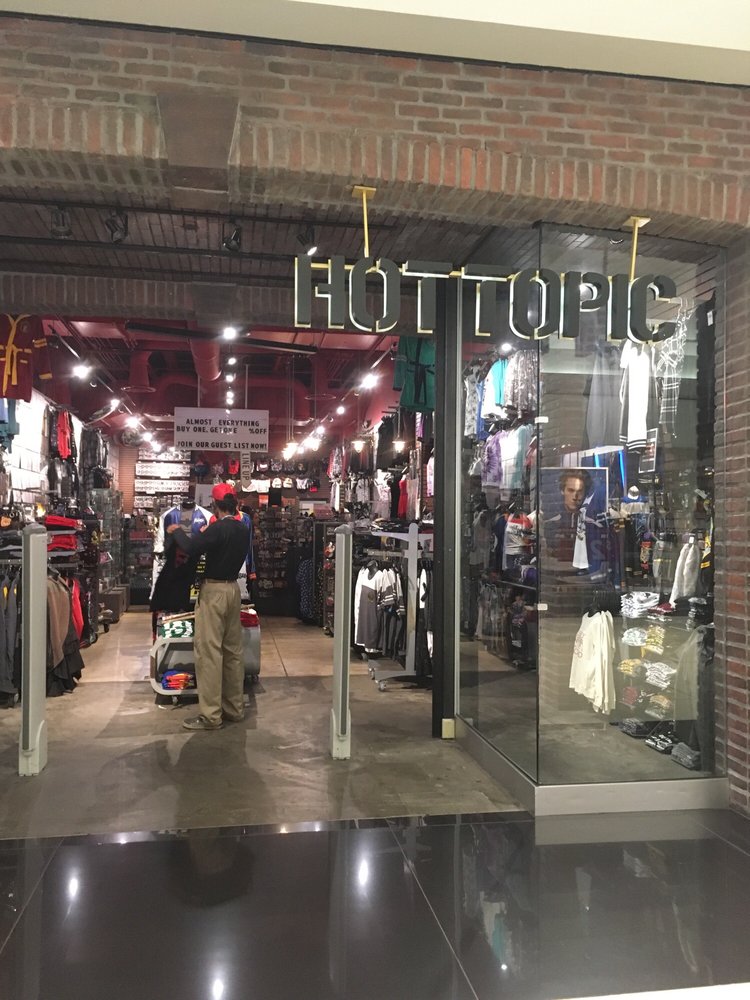 HOT TOPIC - Updated December 2025 - West Main Avenue 725, Bayamón ...