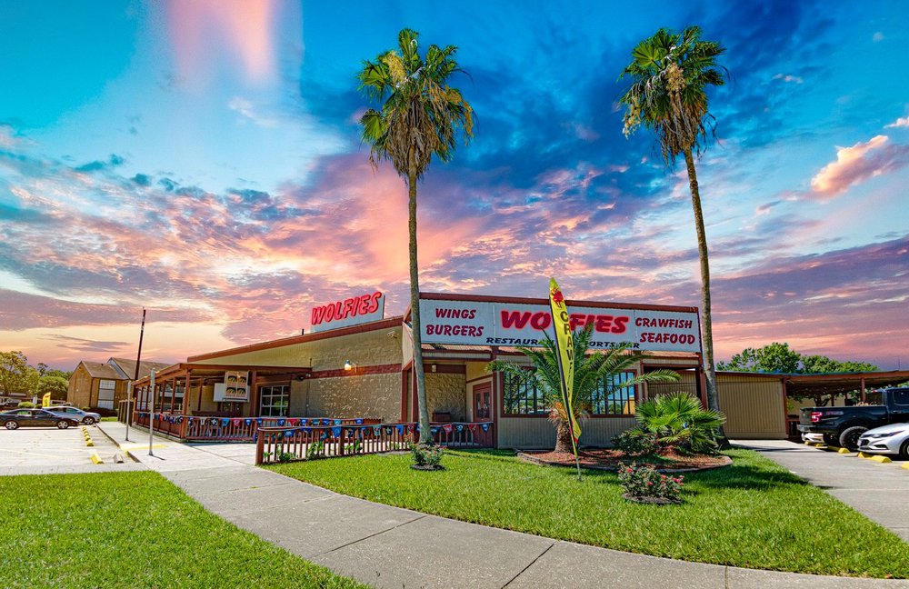 WOLFIES RESTAURANT AND SPORTS BAR - Updated January 2026 - 310 Photos ...