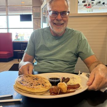 MAPLE LEAF DINER - Updated March 2025 - 5063 Photos & 3856 Reviews ...