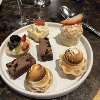 HAMPTONS - Updated December 2025 - 200 Photos & 160 Reviews - 33 N Main ...