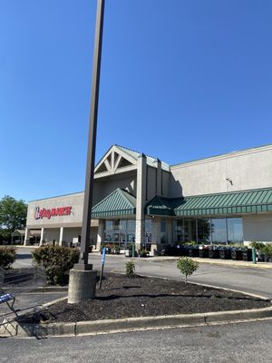 VALUMARKET - Updated December 2025 - 67 Photos - 205 Oakbrooke Dr ...