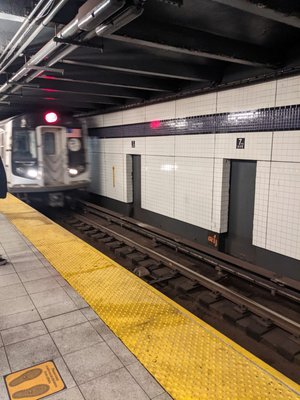 THE E TRAIN - Updated June 2025 - 110 Photos & 102 Reviews - New York ...