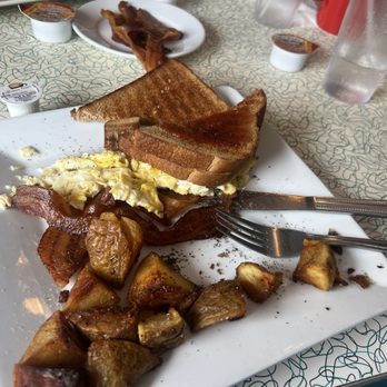 EDGARTOWN DINER - Updated July 2025 - 110 Photos & 107 Reviews - 65 ...