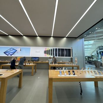 APPLE MANHATTAN VILLAGE Updated January 2025 257 Photos 1186 Reviews 3200 Sepulveda Blvd Manhattan Beach California Computers Phone Number Yelp