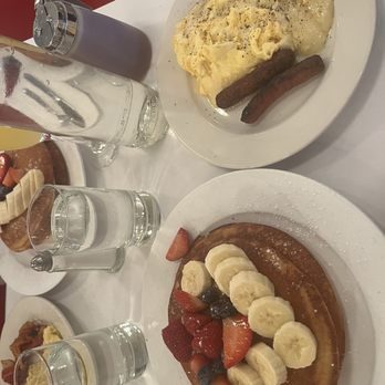 CAFÉ LULUC - Updated October 2025 - 1841 Photos & 1700 Reviews - 214 ...