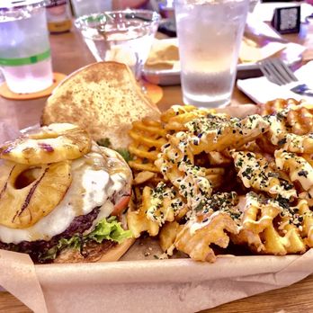 ISLAND HOPPER TAPROOM, Kamuela, Hawaii - 68-1330 Mauna Lani Dr ...