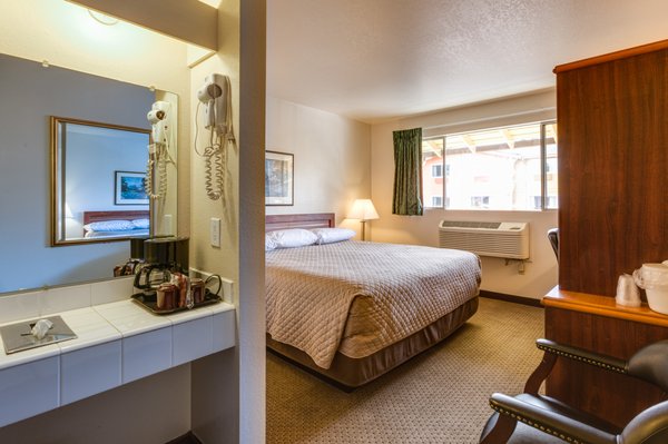 COACHMAN INN - 27 Photos & 73 Reviews - Hotels - 120 N Samish Way ...