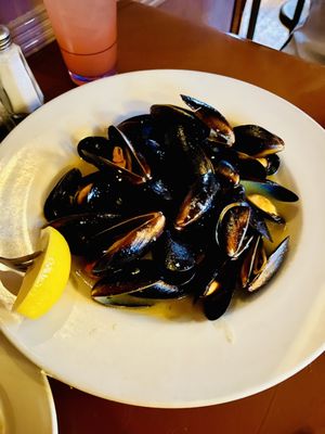 DELLIS’ RESTAURANT BAR & GRILL - 72 Photos & 116 Reviews - 8776 ...