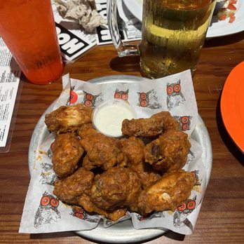 HOOTERS - Updated December 2025 - 235 Photos & 221 Reviews - 10060 ...