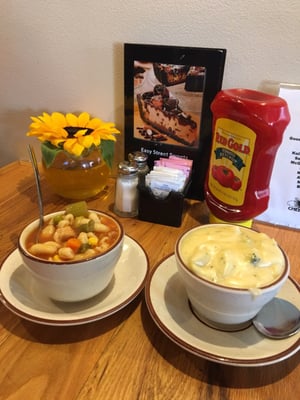 EASY STREET INN FOOD & SPIRITS - 21 Photos & 64 Reviews - 275 N Paw Paw ...