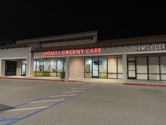 SANTA CLARITA ANIMAL URGENT CARE & WELLNESS CENTER - 13 Photos & 39 ...