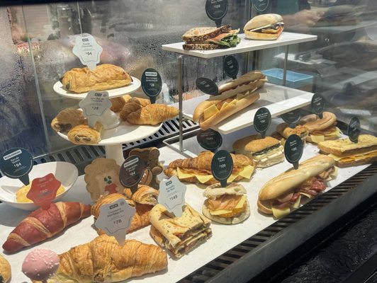 STARBUCKS COFFEE - GATE C4 - Updated April 2024 - Cancún, Quintana Roo ...