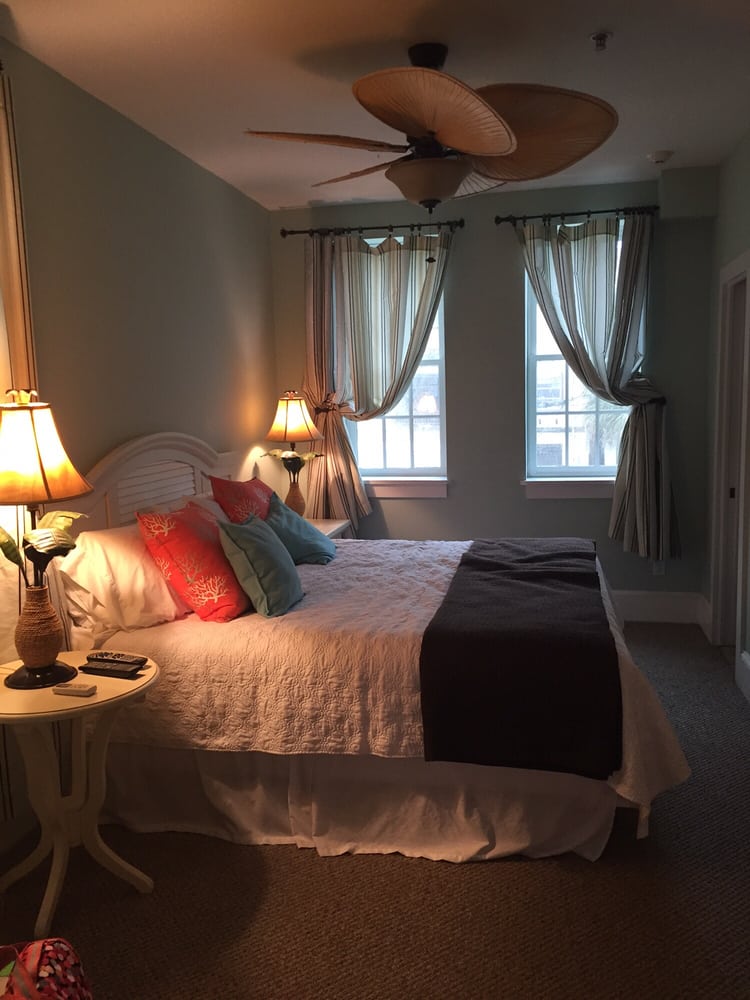 BELLA BAY INN - Updated December 2025 - 15 Reviews - 10 Marine St ...