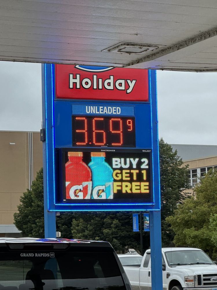 HOLIDAY GAS STATION - Updated June 2024 - 202 NE 4th St, Grand Rapids ...