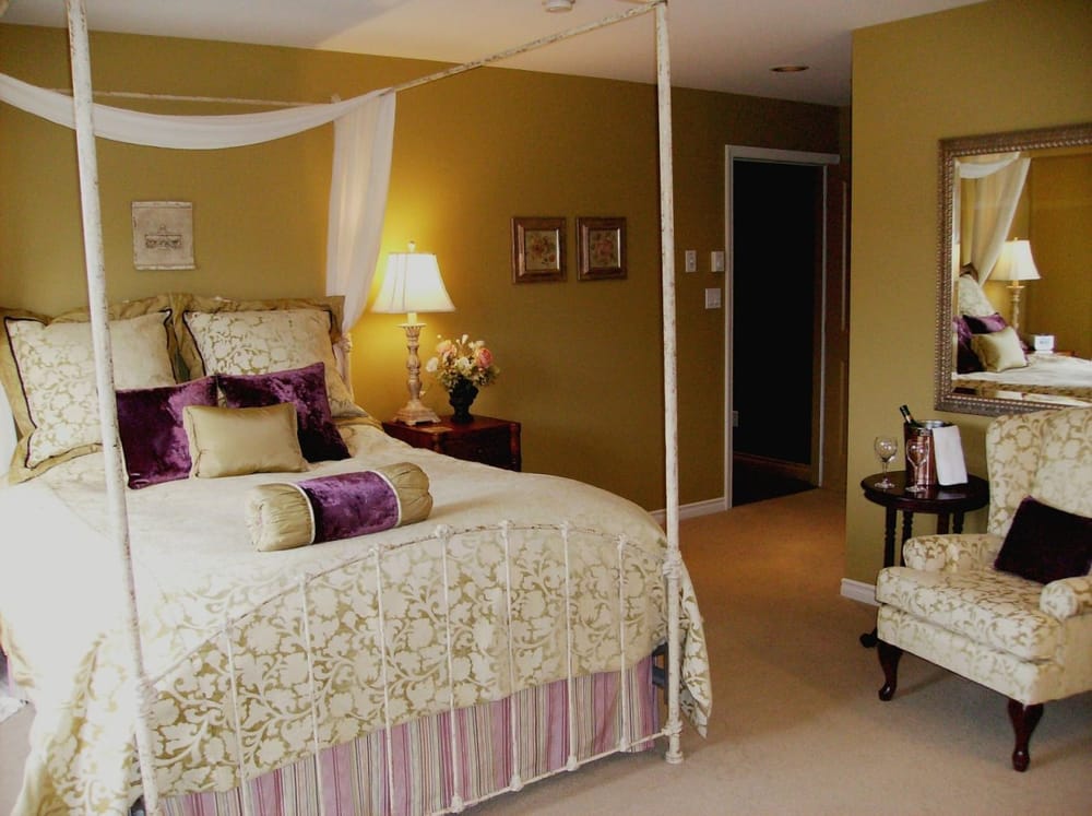 BEACON INN - 28 Photos - 9724 3rd Street, Sidney, British Columbia ...