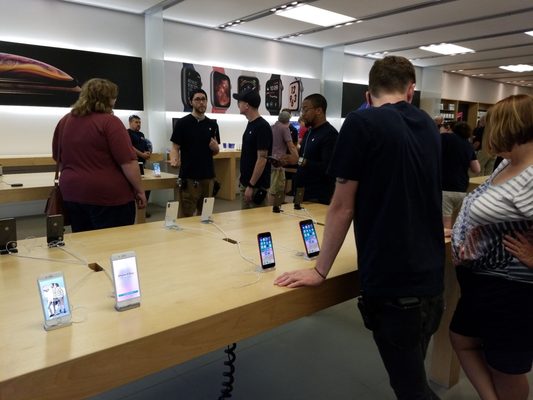APPLE STORE - EASTVIEW - Updated January 2026 - 25 Photos & 96 Reviews ...