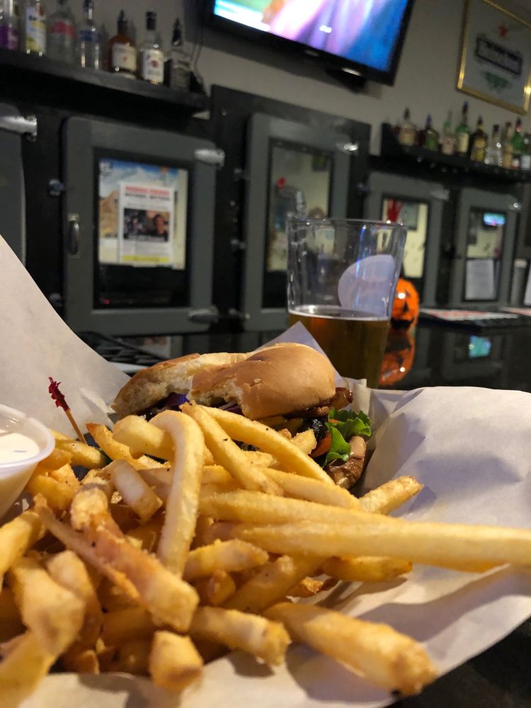 GRIDIRON SPORTS BAR AND GRILL - Updated October 2024 - 25 Photos & 39 ...