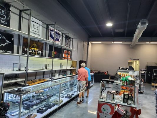 TOP GUN INDOOR RANGE - 41 Photos & 57 Reviews - Outdoor Gear - 12015 SW ...