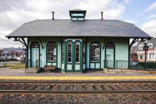 PARK RIDGE TRAIN STATION - Updated July 2025 - 1 Hawthorne Ave, Park ...