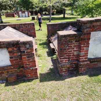 COLONIAL PARK CEMETERY - Updated June 2024 - 425 Photos & 71 Reviews ...