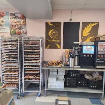 DEE’S DONUTS - Updated October 2024 - 392 Photos & 506 Reviews - 6401 N ...