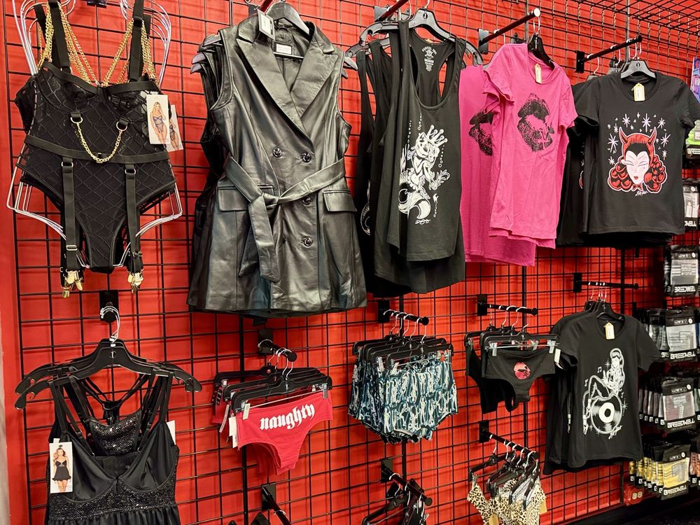 RED VAULT - Updated January 2026 - 21 Photos - 6534 N Clark St, Chicago ...