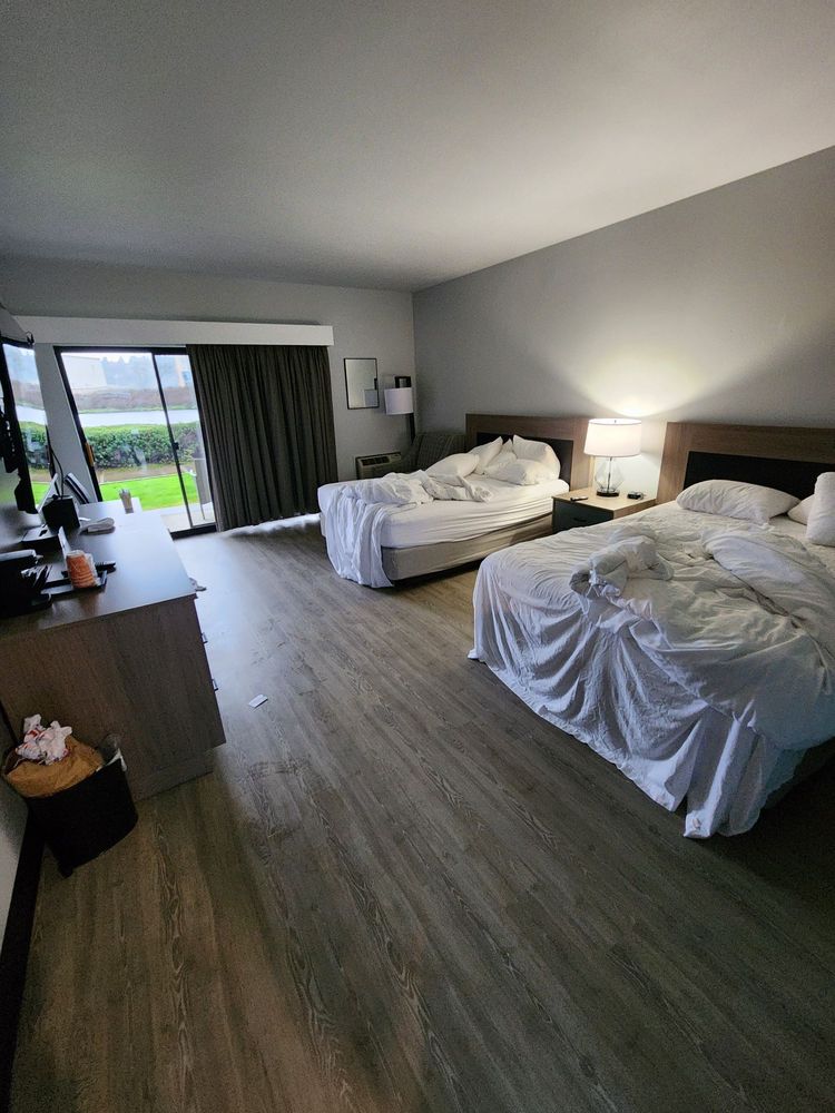 EDGEWATER INN - Updated November 2024 - 68 Photos & 84 Reviews - 275 E ...