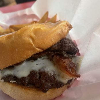 HUNKY’S - Updated October 2025 - 373 Photos & 583 Reviews - 3930 Cedar ...