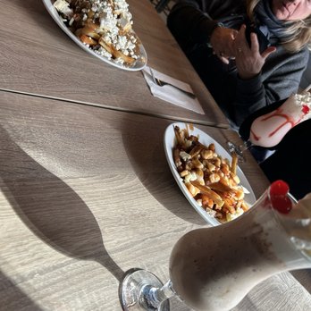 POUTINEVILLE - Updated January 2026 - 677 Photos & 648 Reviews - 1365 ...