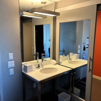 ALOFT BOSTON SEAPORT DISTRICT - Updated August 2024 - 197 Photos & 164 ...