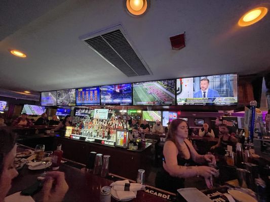 SIDELINES SPORTSBAR & GRILL - Updated October 2025 - 64 Photos & 182 ...