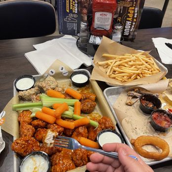 BUFFALO WILD WINGS - Updated September 2025 - 33 Photos & 97 Reviews ...