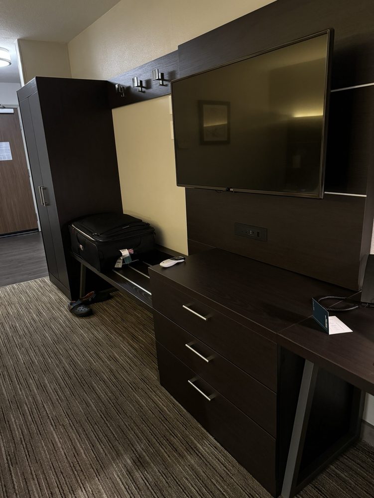 HOLIDAY INN EXPRESS & SUITES LONGMONT - BOULDER AREA - Updated July ...