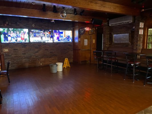 CHRISTOPHERS PUB - Updated July 2025 - 18 Photos & 21 Reviews - 955 ...