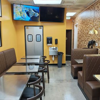 EAT CRISPY BURGER - Updated December 2024 - 123 Photos & 40 Reviews ...