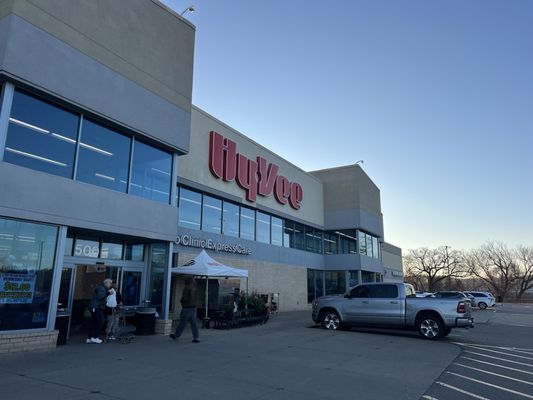 HY-VEE - Updated June 2025 - 30 Photos & 31 Reviews - 1315 6th St NW ...
