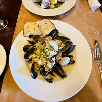 LOCALS - Updated March 2025 - 86 Photos & 102 Reviews - 1760 Riverside ...