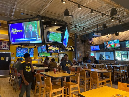 BUFFALO WILD WINGS - Updated May 2026 - 41 Photos & 100 Reviews - 1414 ...