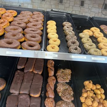 ROUND ROCK DONUTS - Updated September 2025 - 2585 Photos & 3468 Reviews ...
