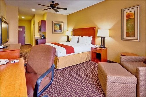 HOLIDAY INN EXPRESS - Updated January 2026 - 10 Photos - 105 Holiday Ln ...