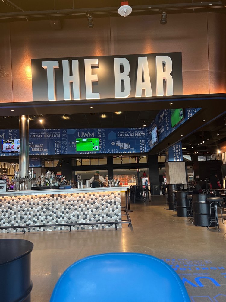 UWM DISTRICT MARKET - 92 Photos & 18 Reviews - 2645 Woodward Ave ...