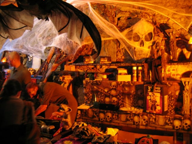 HALLOWEEN GORE STORE - Updated December 2025 - 16 Photos - Müllerstr ...