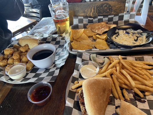 POUNDERS PUB & GRUB - Updated December 2025 - 48 Photos & 91 Reviews ...