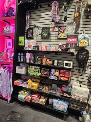 HOT TOPIC - Updated November 2025 - 60 Photos & 73 Reviews - 3228 ...