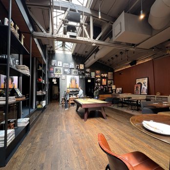 UMMO - Updated January 2025 - 347 Photos & 124 Reviews - 22 W Hubbard ...