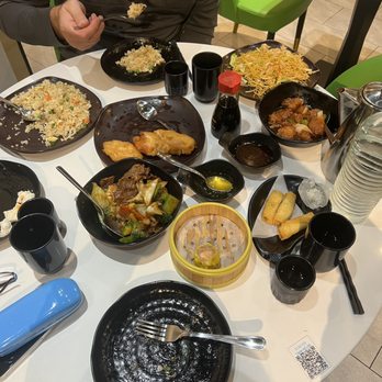 XING YUN - Updated January 2026 - 35 Photos - 110-5507 Airport Way ...