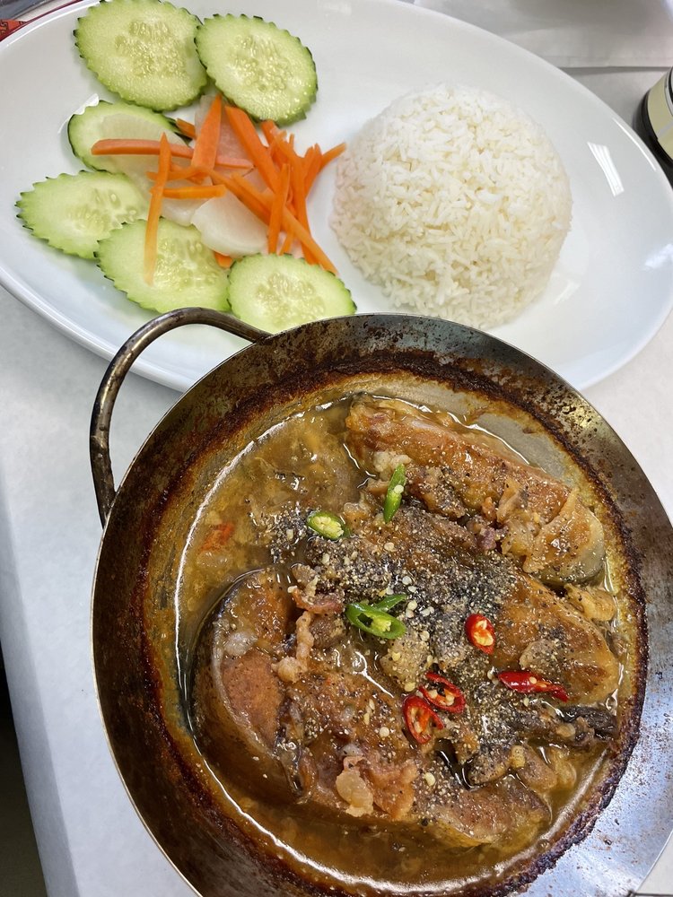 PHO 77 - Updated December 2025 - 14 Photos - 1452 2nd Ave, Des Moines ...