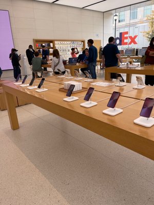 APPLE STORE - Updated October 2025 - 35 Photos & 124 Reviews - 8130 ...